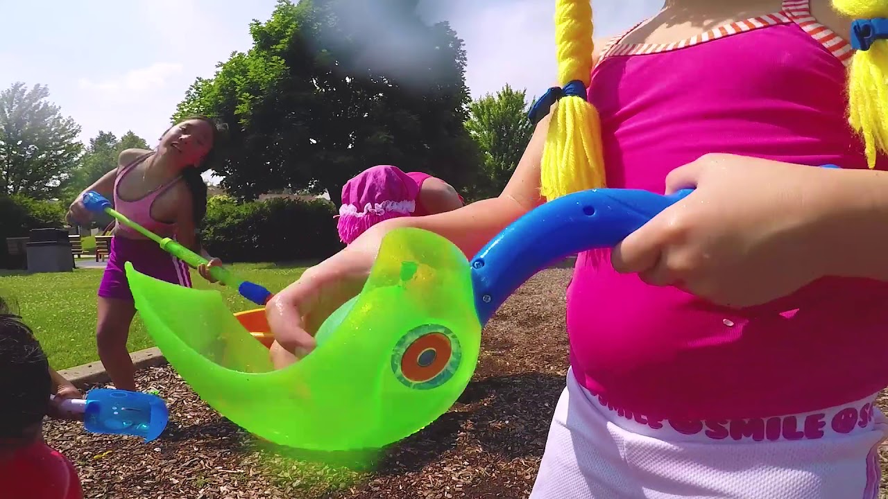 Lanzando Globos de Agua en el Parque, Bunch o Balloons S3:E108 - YouTube