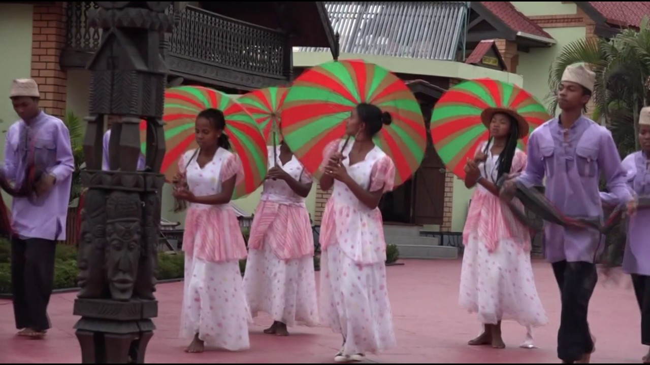 Madagascar - Malagasy Traditional Song and Dancers in Ambositra. - YouTube