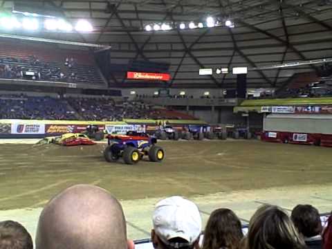 Tacoma Monster Jam 2011 Superman Freestyle..AVI - YouTube