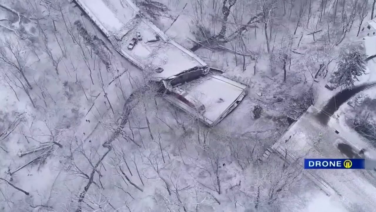 Bridge collapses, rescuers form human chain - YouTube