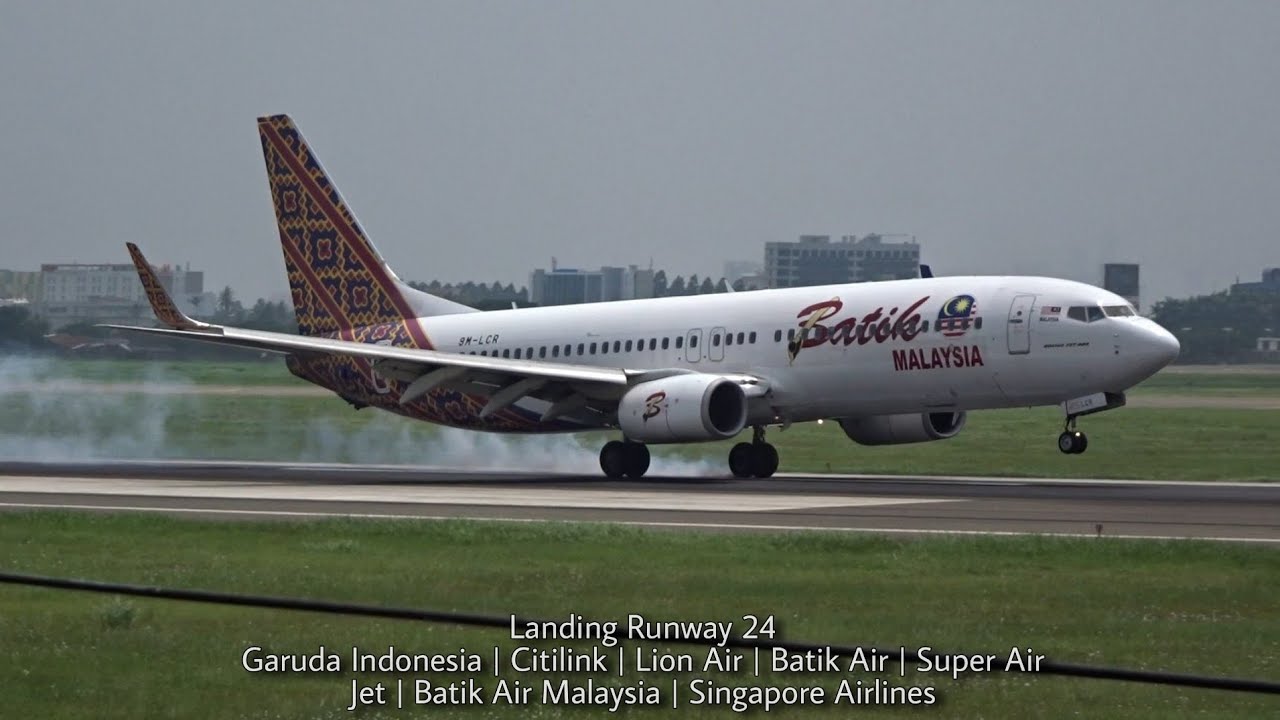 Close Up Pesawat Landing Di Runway 24 Soekarno Hatta Airport Jakarta ...