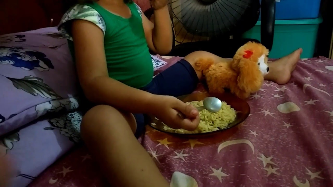 Sofia comendo - YouTube