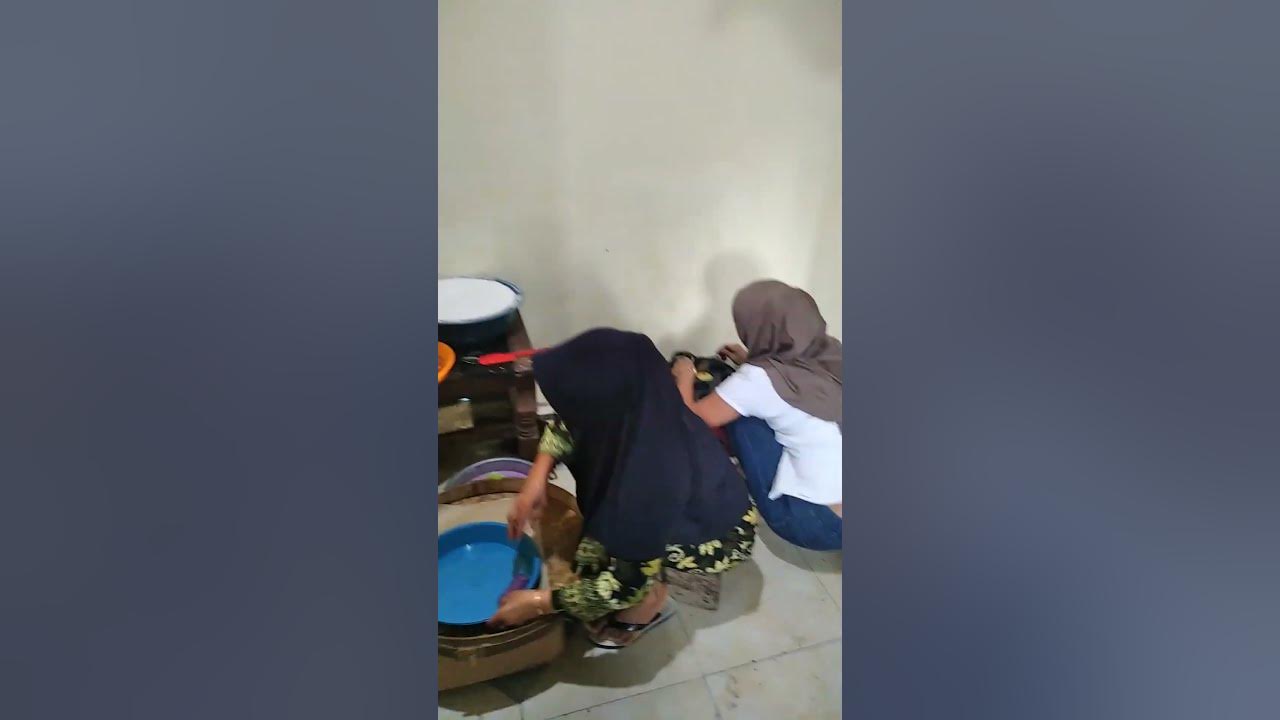 Suasana kebersamaan membuat kue - YouTube