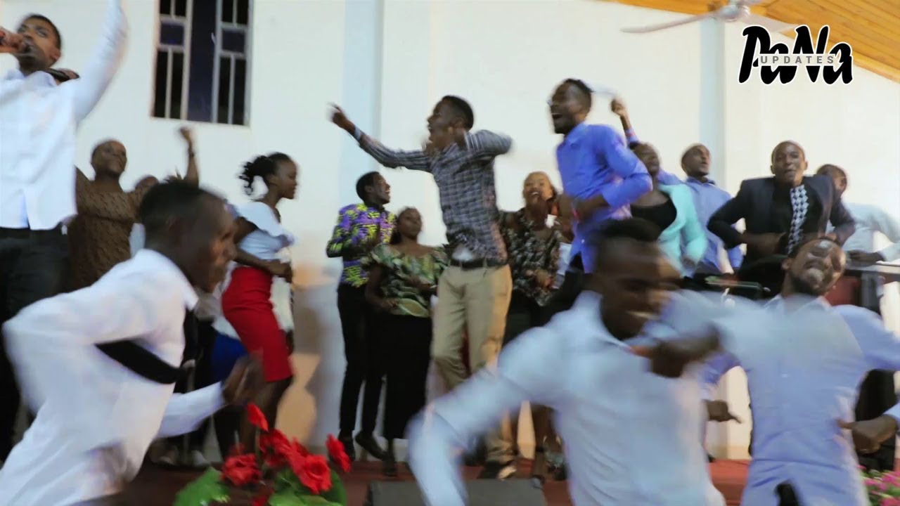 Umwenda wari ukingirije ahera watabutse mo kabiri ubu natwe twigererayo ...