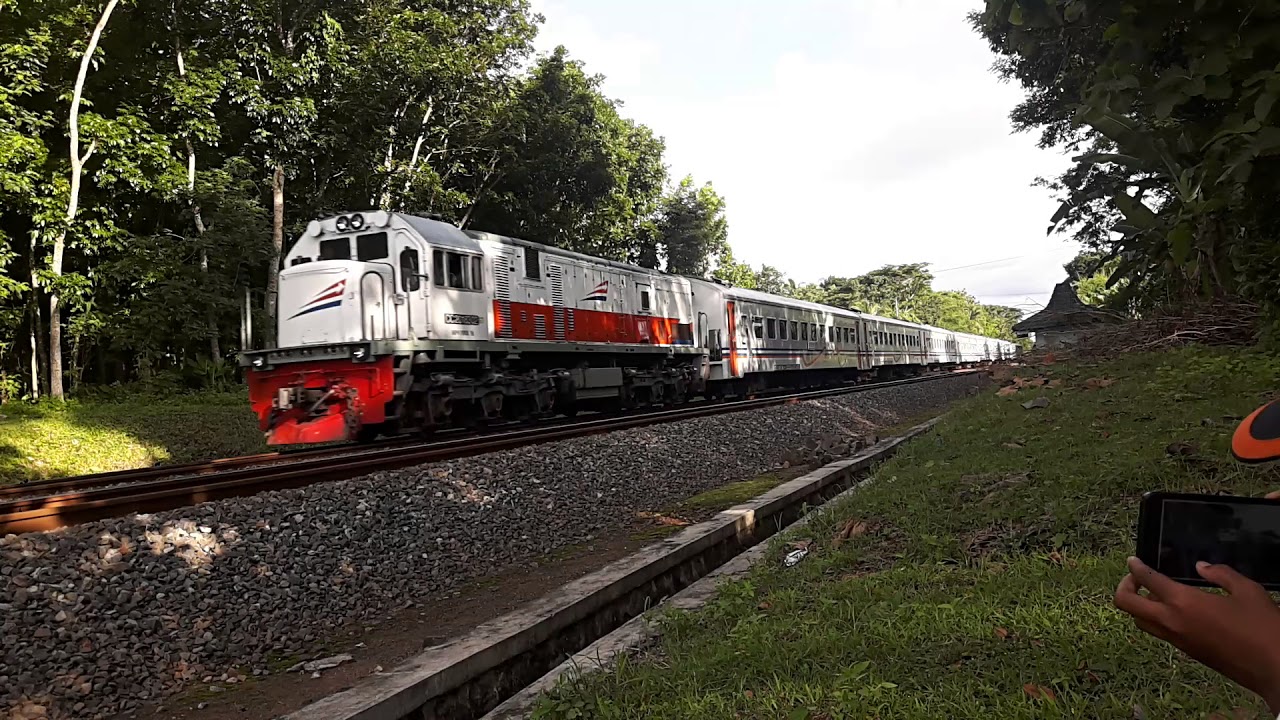 Kereta Api Bengawan - YouTube