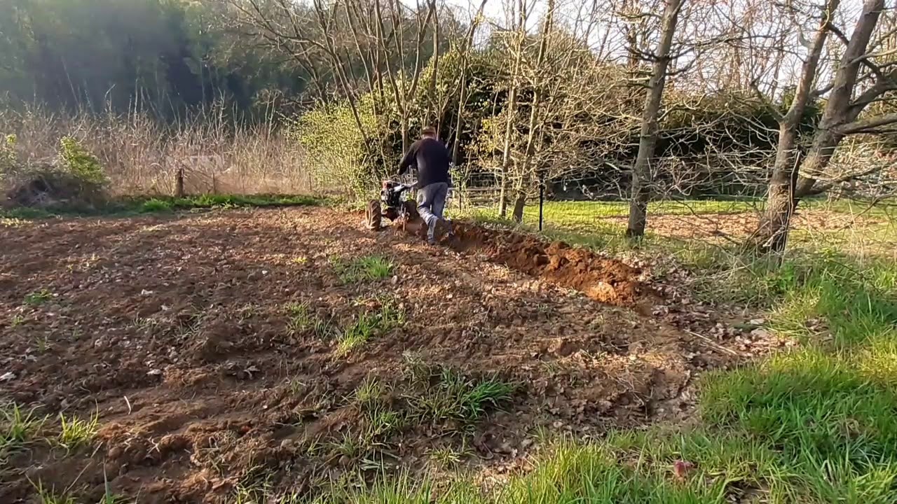 PASSAGE DE LA CHARRUE POUR POMME DE TERRE - YouTube