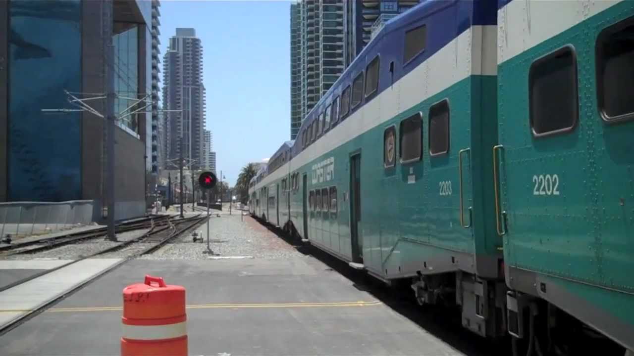 Coaster F40PH #2101 departs San Diego on 7/4/11 - YouTube