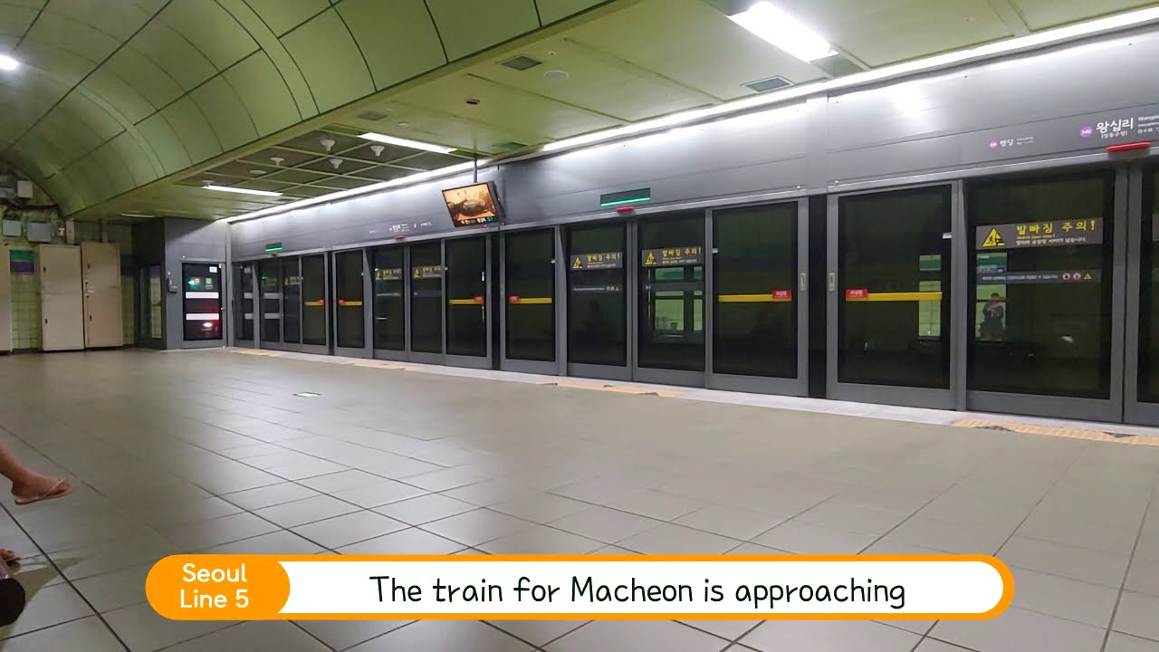 Seoul Metro: Seoul Line 5 train arriving Wangsimni Station - YouTube