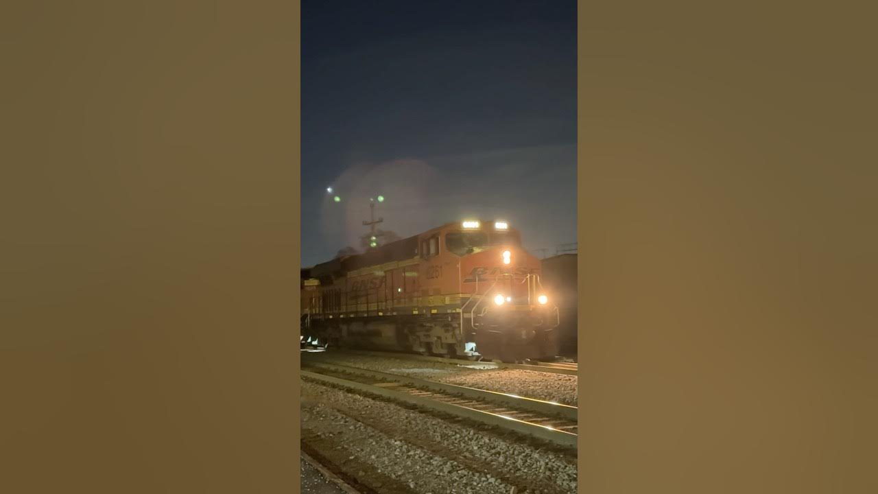 BNSF 6261 rolls a manifest into Bensenville - YouTube