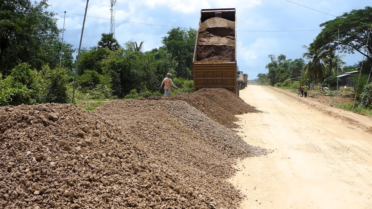 How to Operate a Dump Truck & Machine Spreading Gravel with a KOMATSU ...