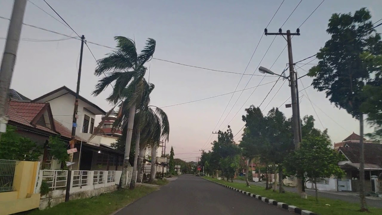 Angin Badai hari ini di Kota Padang - Dilanda badai #badai #anginbadai ...