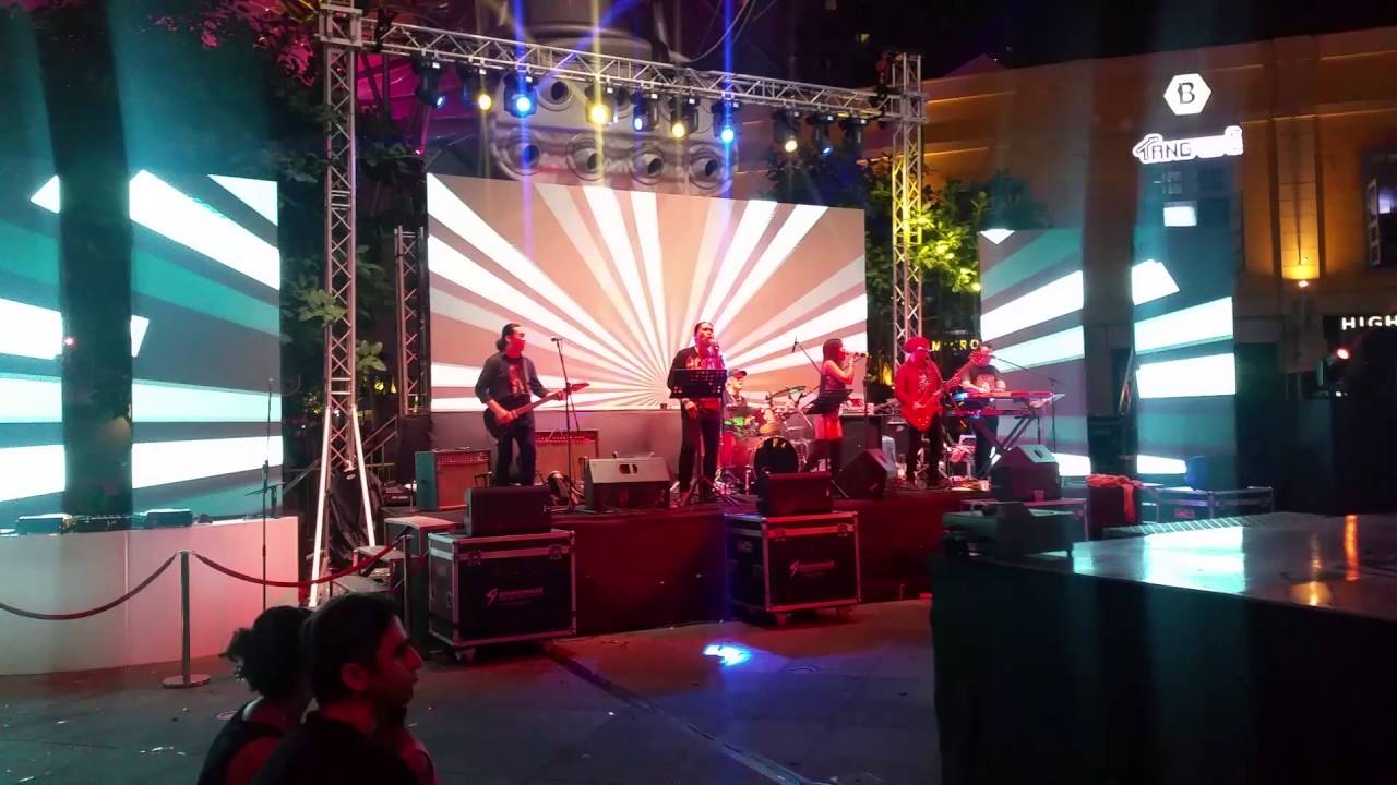 Soundstream Band 90's theme at Harry's Bar Singapore - YouTube