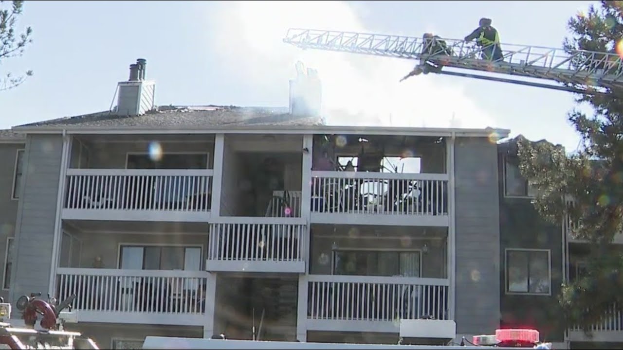 Fire reported at 3-story Aurora apartment building - YouTube