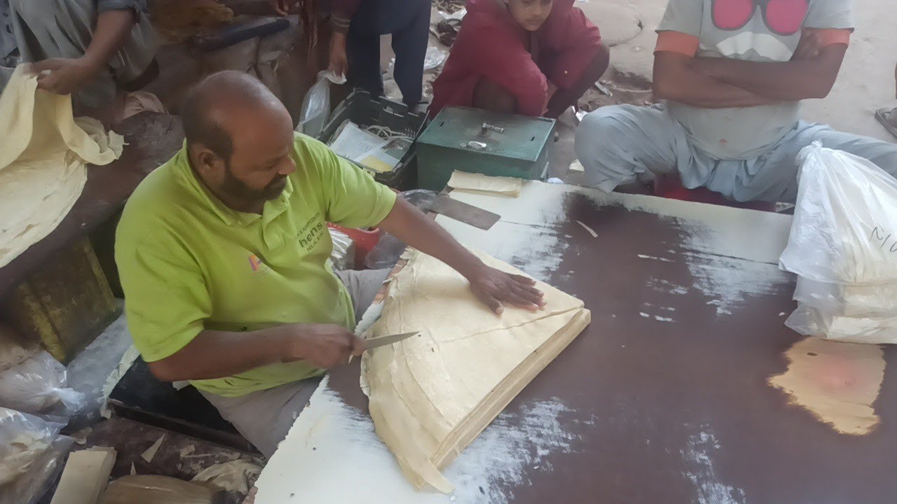Manda Roti Making | Samosa Patti | Street Food Karachi #streetfood ...