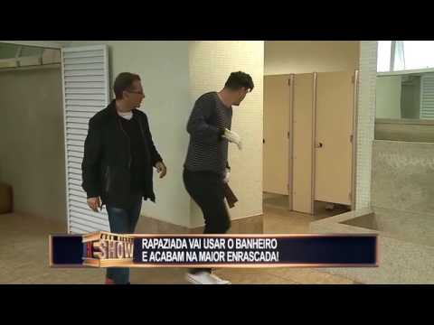 Dupla toca o terror no banheiro e coloca a rapaziada pra correr