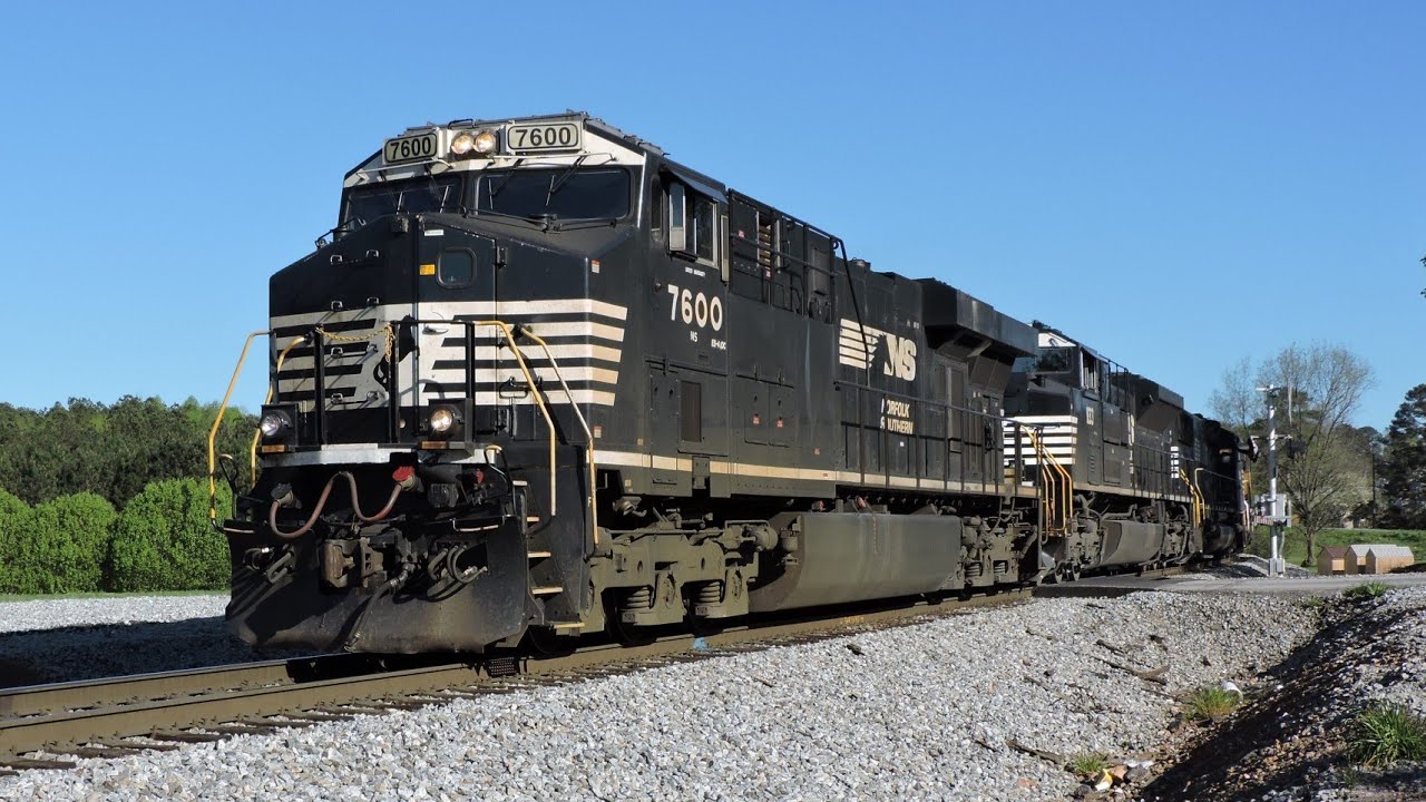 HD: NS 7600 leads NS Train 153 in Waco, GA - YouTube