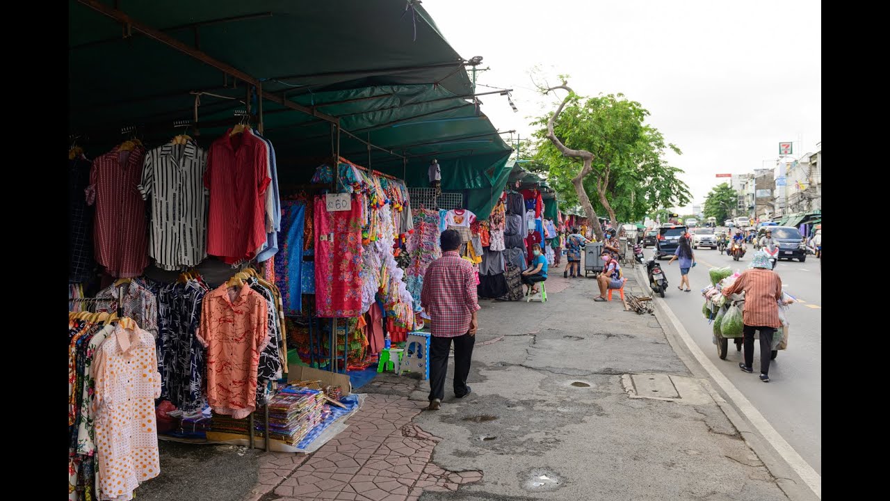 [4K] Walking around cheapest clothes shopping at Bobae Market, Bangkok ...