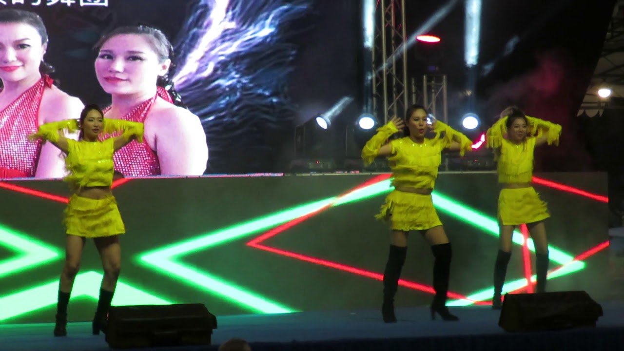 Taiwan getai dancers @ AMK 251218 - YouTube