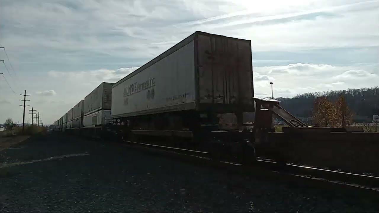 NS 4605 leads an intermodal train in Robesonia, PA (29G) - YouTube