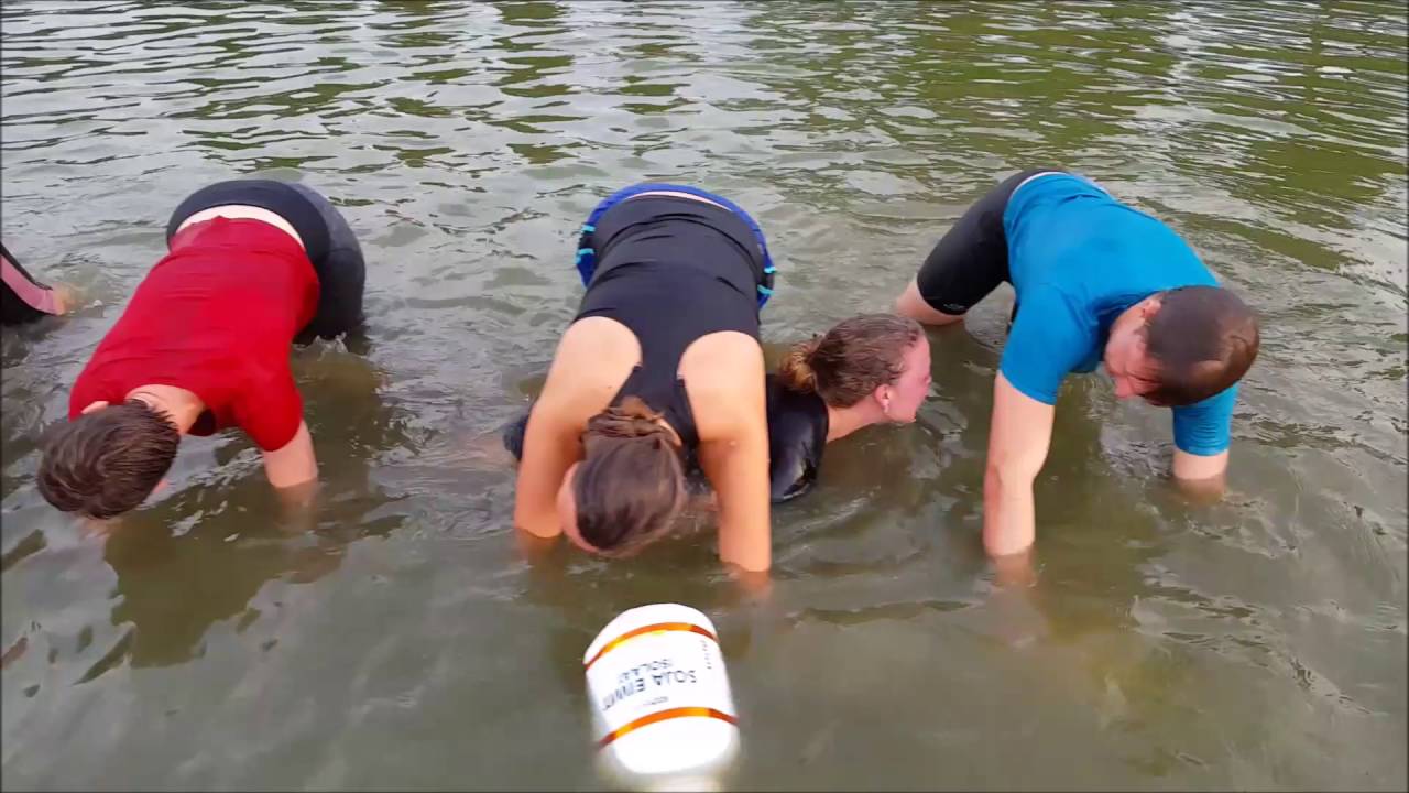 Bootcamp Groningen - kruipen door het water - YouTube