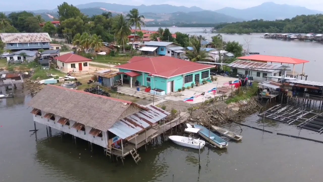Rumah Tradisi Nelayan Kampung Mengkabong Tuaran Sabah - YouTube