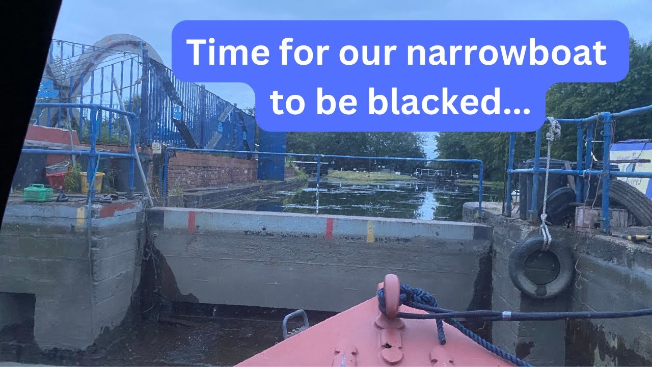 28. Narrowboat blacking... first time in a dry dock! - YouTube
