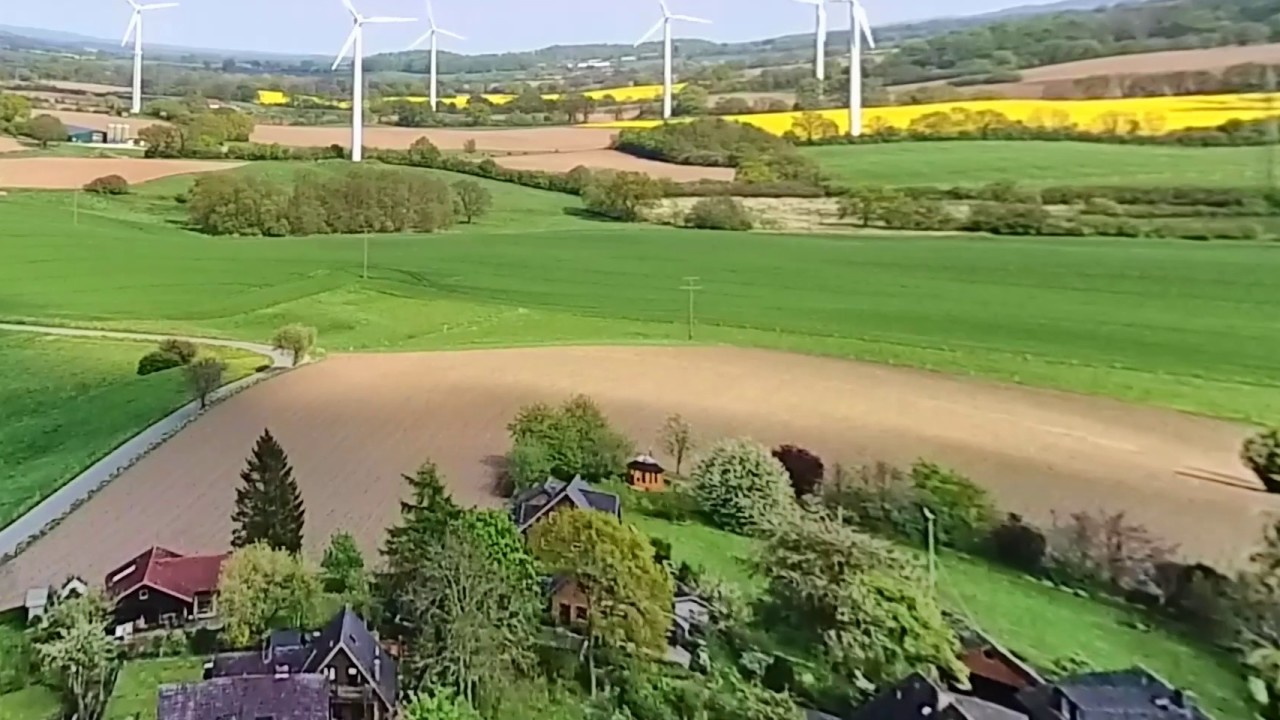 Schöne Aussichten über der Landschaft aus luftiger Höhe - 4K Full HD ...