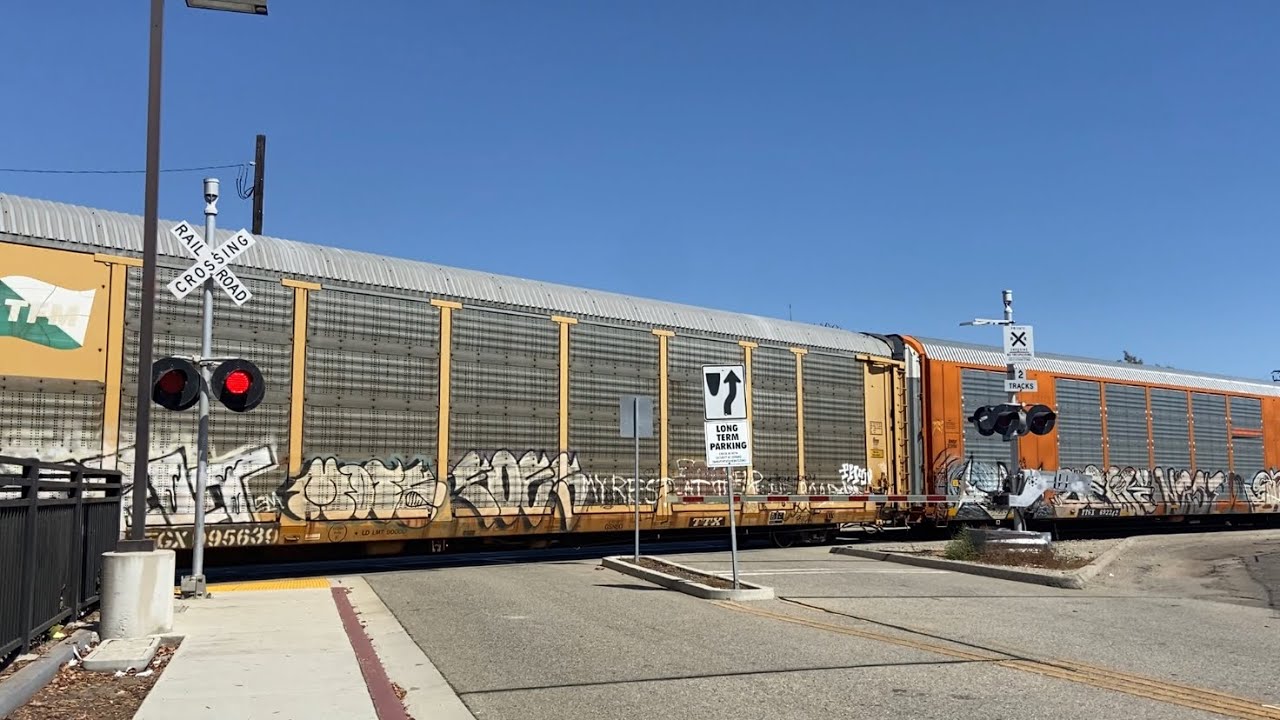 UP 8120 Leesdale Local Shoving, Enterprise St. Railroad Crossing Oxnard ...