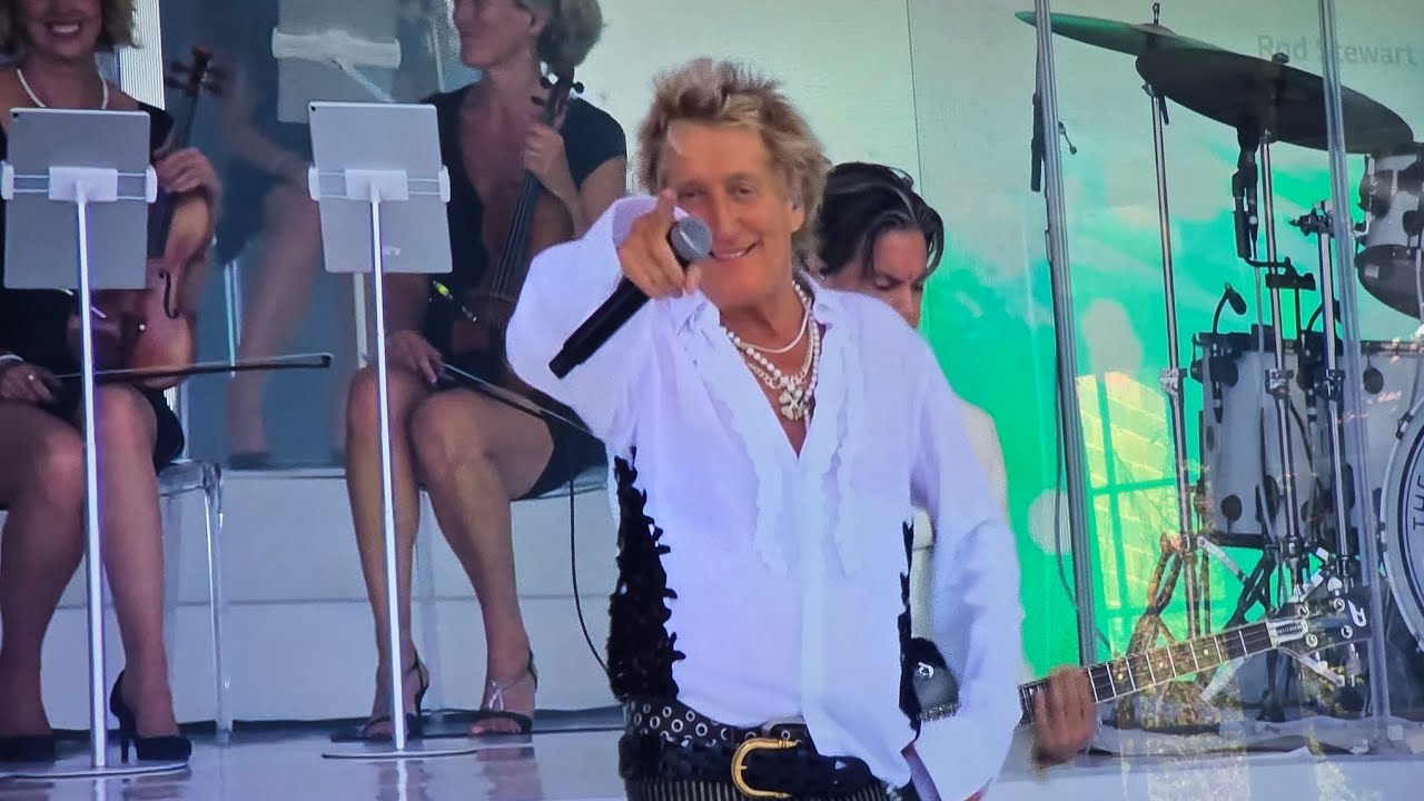 Rod Stewart Performance at Glastonbury Festival 2025, Sir Roderick ...