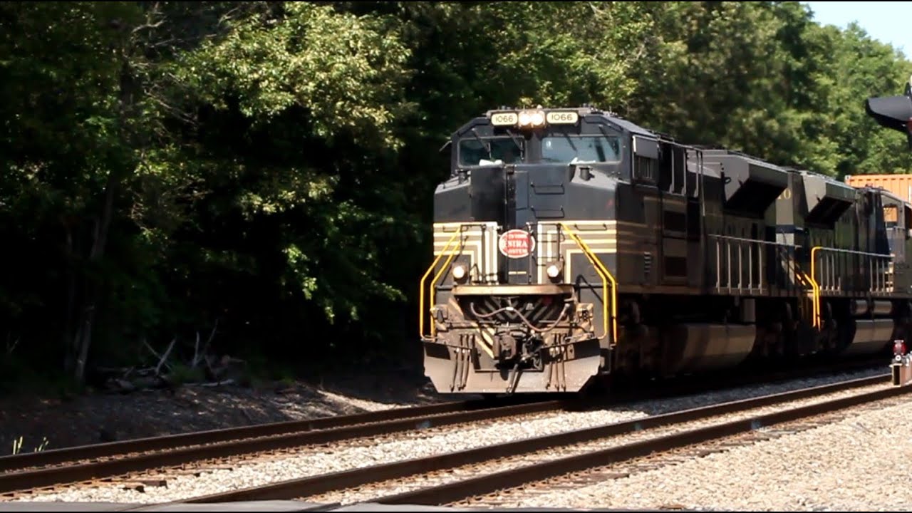 New York Central and Wabash heritage units lead 211! - YouTube