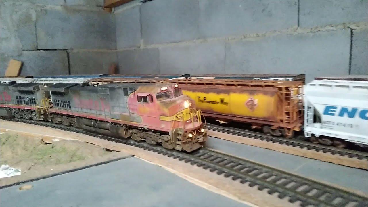 Scaletrains C44-9W ATSF 666 / 699 WEATHERING - YouTube