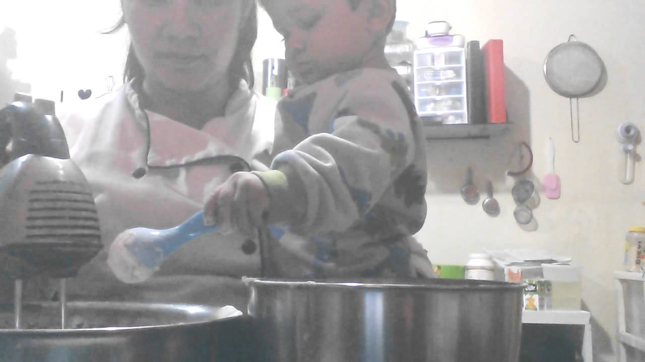 Mamá repostera y bebé repostero haciendo un pastel - YouTube