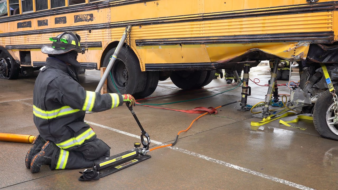 Heavy Lifting Vehicle Extrication with Paratech Hydra Fusion Struts ...