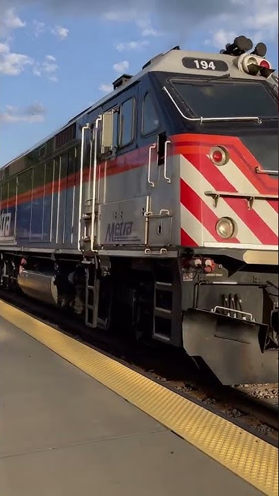 BNSF Metra Oodles Of Train Action At Downers Grove Station - YouTube