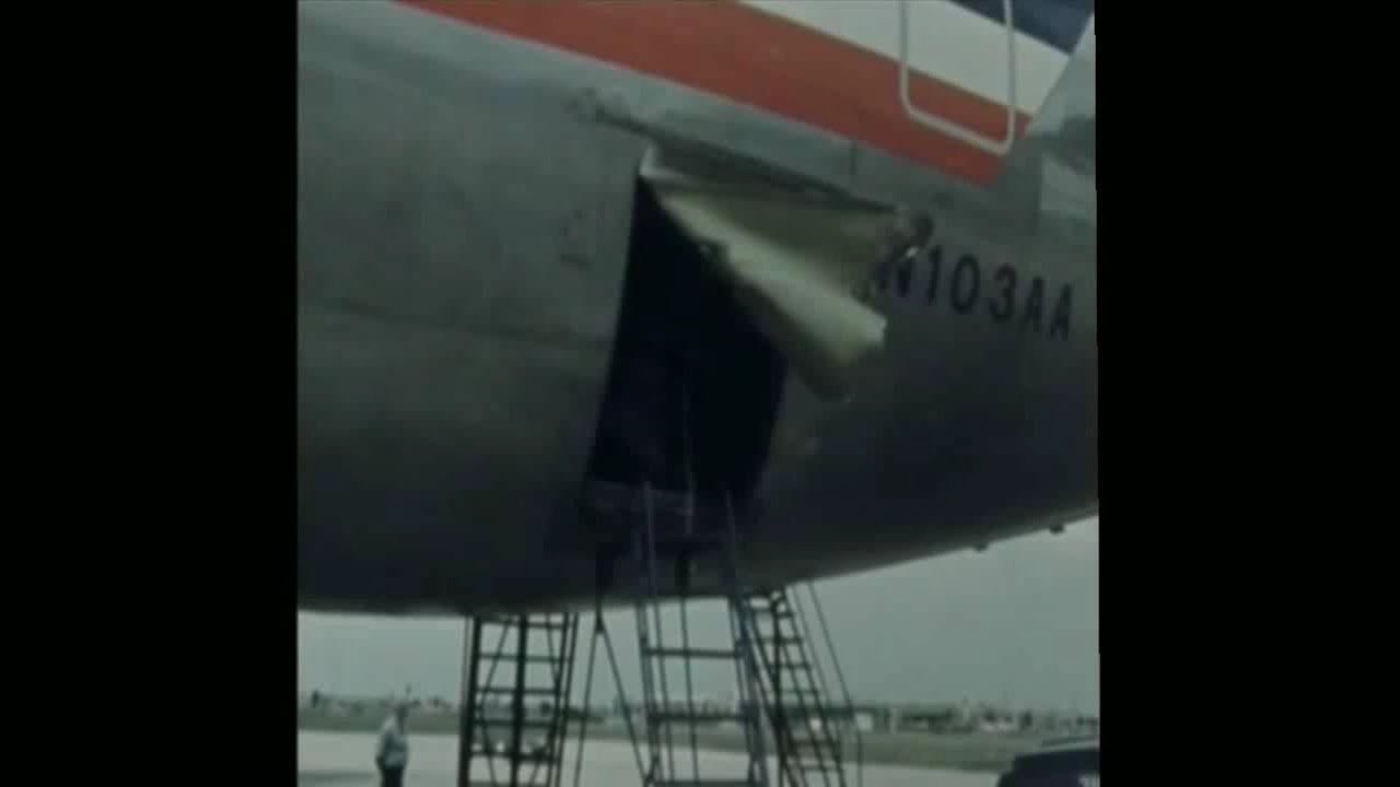 Videos Reales | Descompresion en el vuelo 96 de American Airlines - YouTube