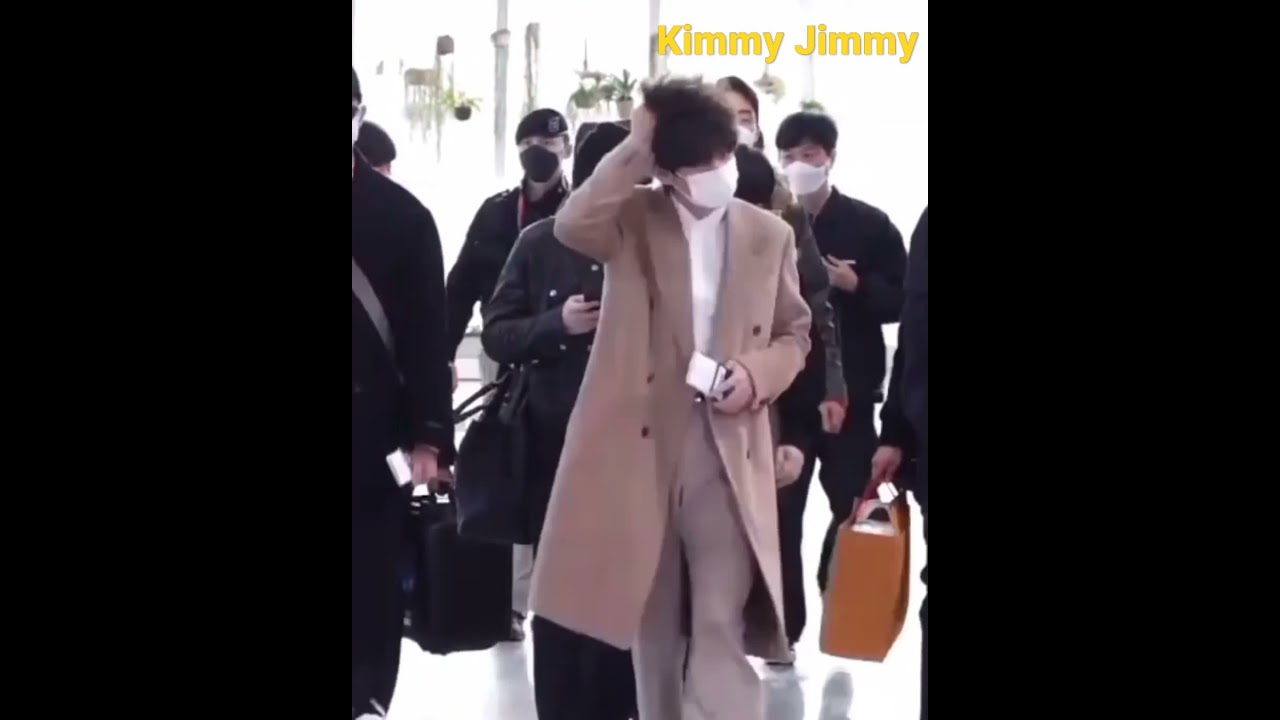 ohh v's reaction is so cute 🤩#armies screaming 🐱 watch till end - YouTube