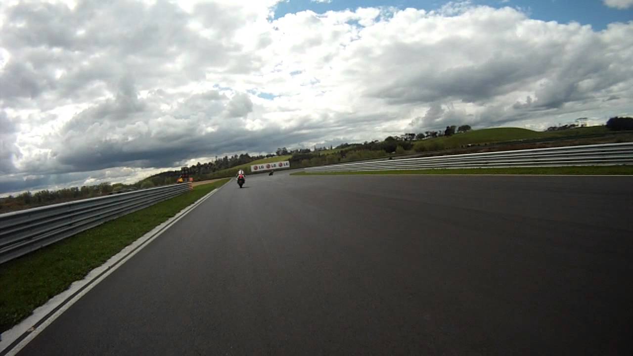 Hampton Downs 09102011 GSXR Chase R1 - YouTube