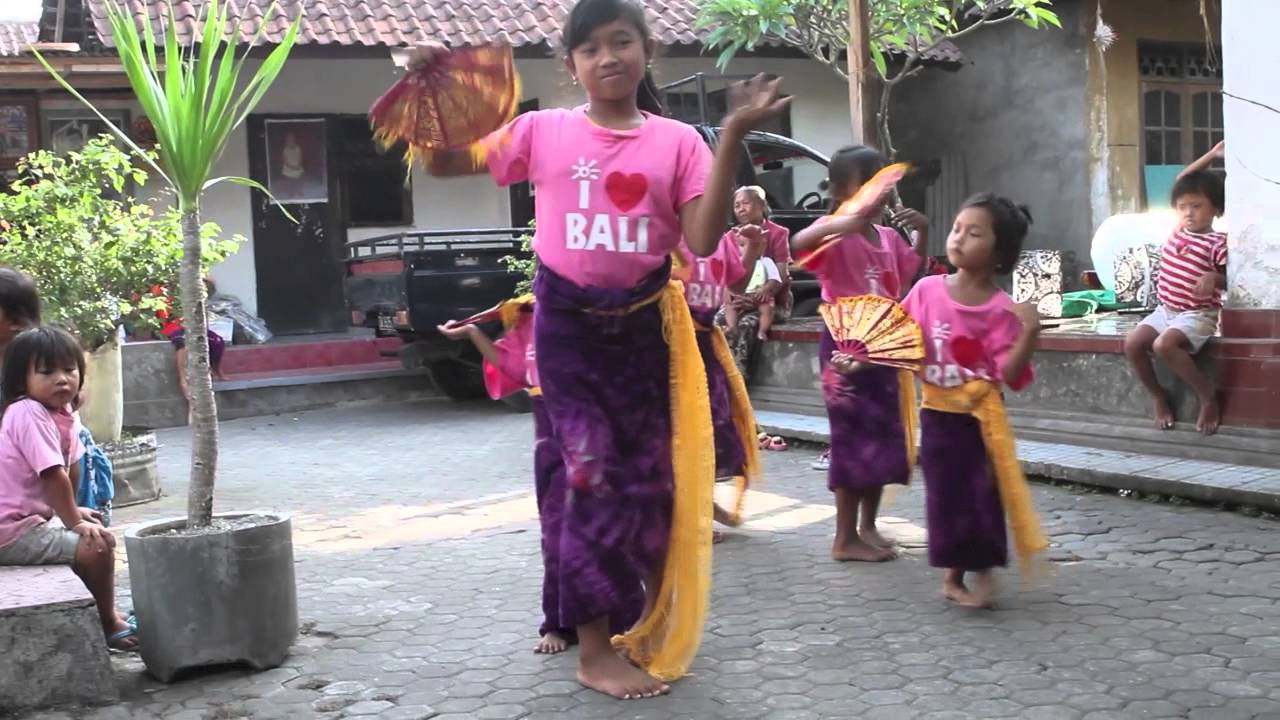 Balinese dance by kids - YouTube