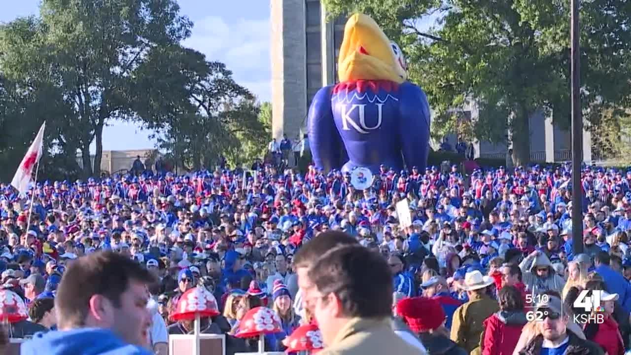 Kansas Jayhawk fans wake up early for ESPN College GameDay - YouTube