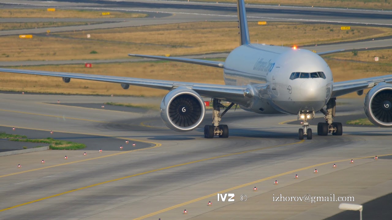 Boeing 777 taxiing after landing - YouTube