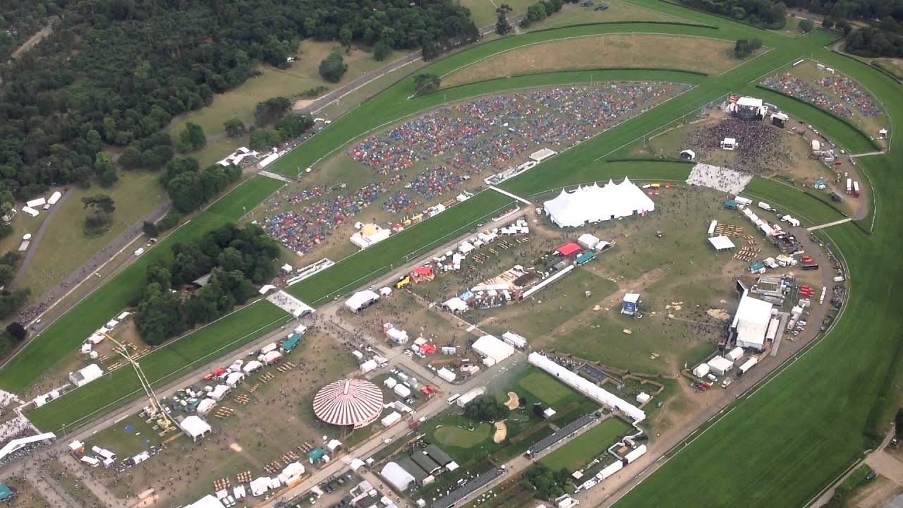 Solidays à l'hypodrome de Longchamps, vu du ciel - YouTube