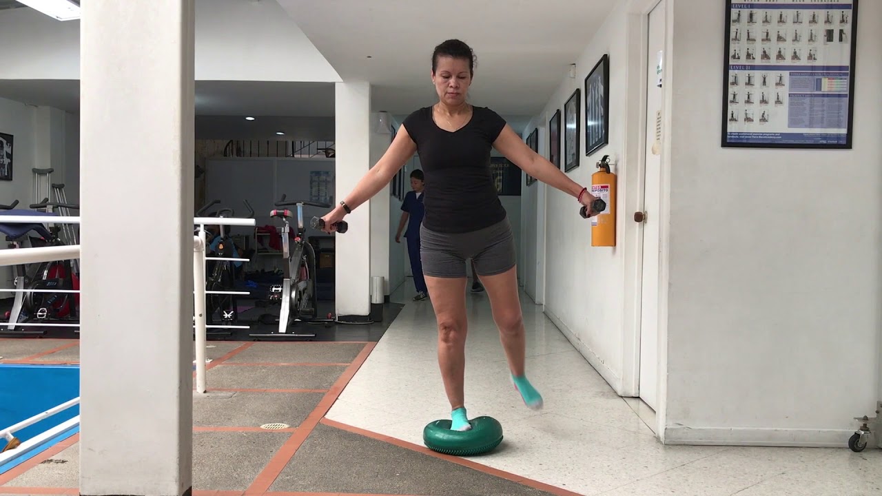 Ejercicios de propiocepcion unipodal con mancuernas - MET - YouTube