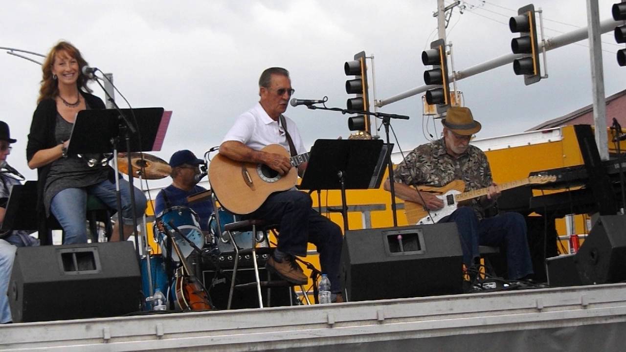 "Stop the World" preformed by and Lyle Grobe the Rhythm Ramblers. - YouTube