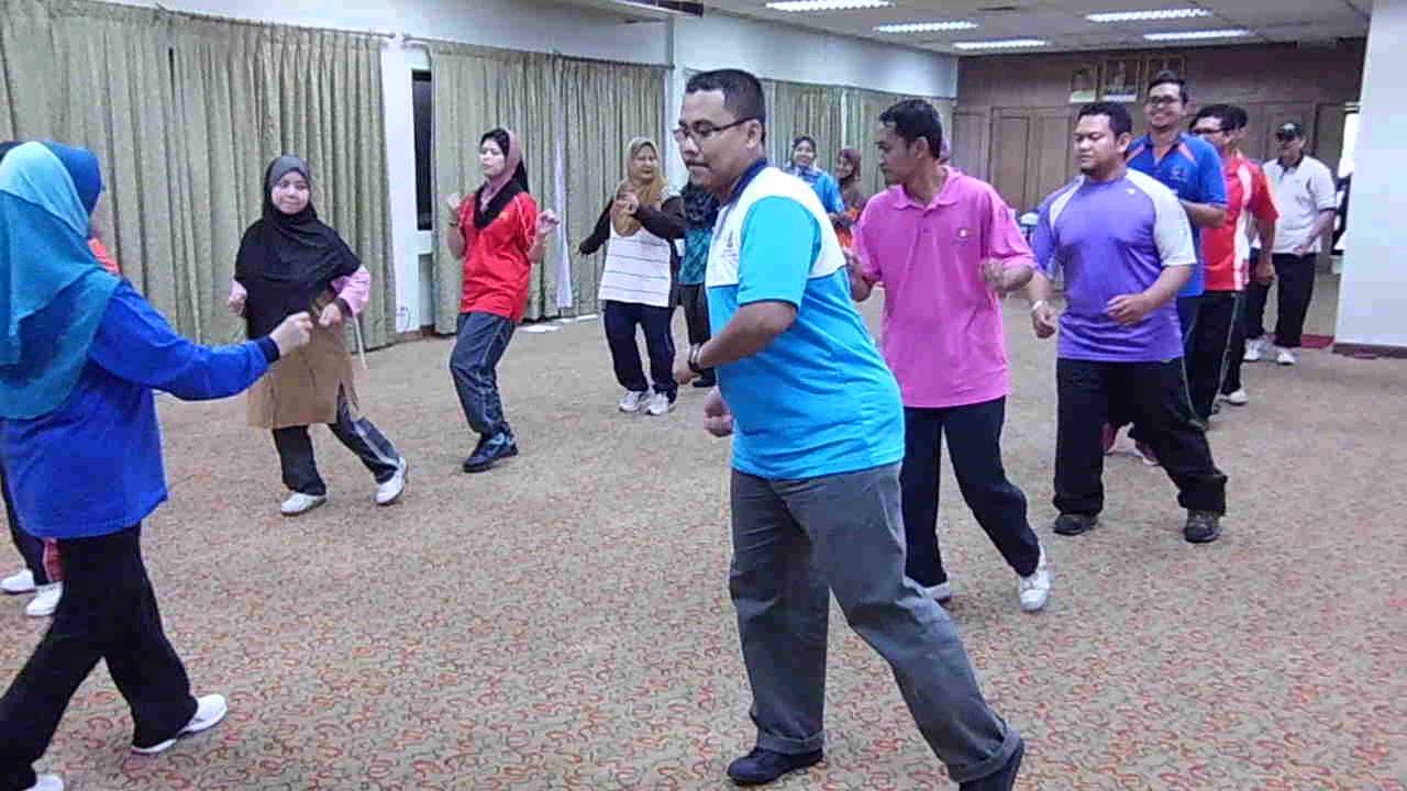 Persembahan_Kumpulan-Kursus-Team-Building-INTAN-Kiara - YouTube