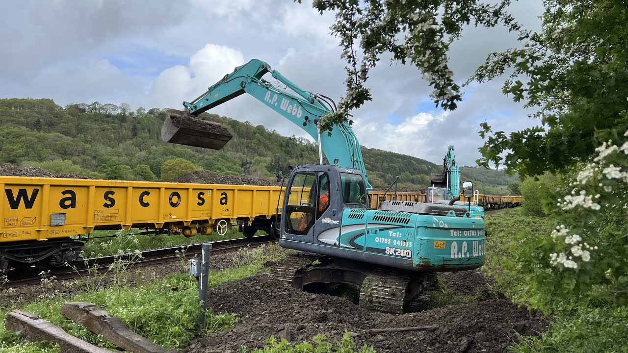 360 video of a train being unloaded and re loaded in Mid Wales. - YouTube