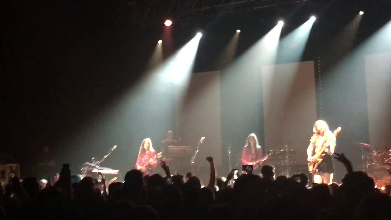 Haim - the wire clip live - YouTube