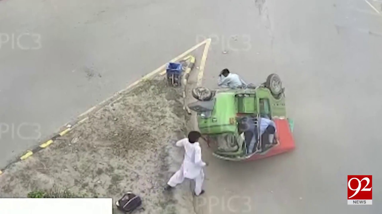 Over speed auto rickshaw make an accident at Canal Road - 29 August ...