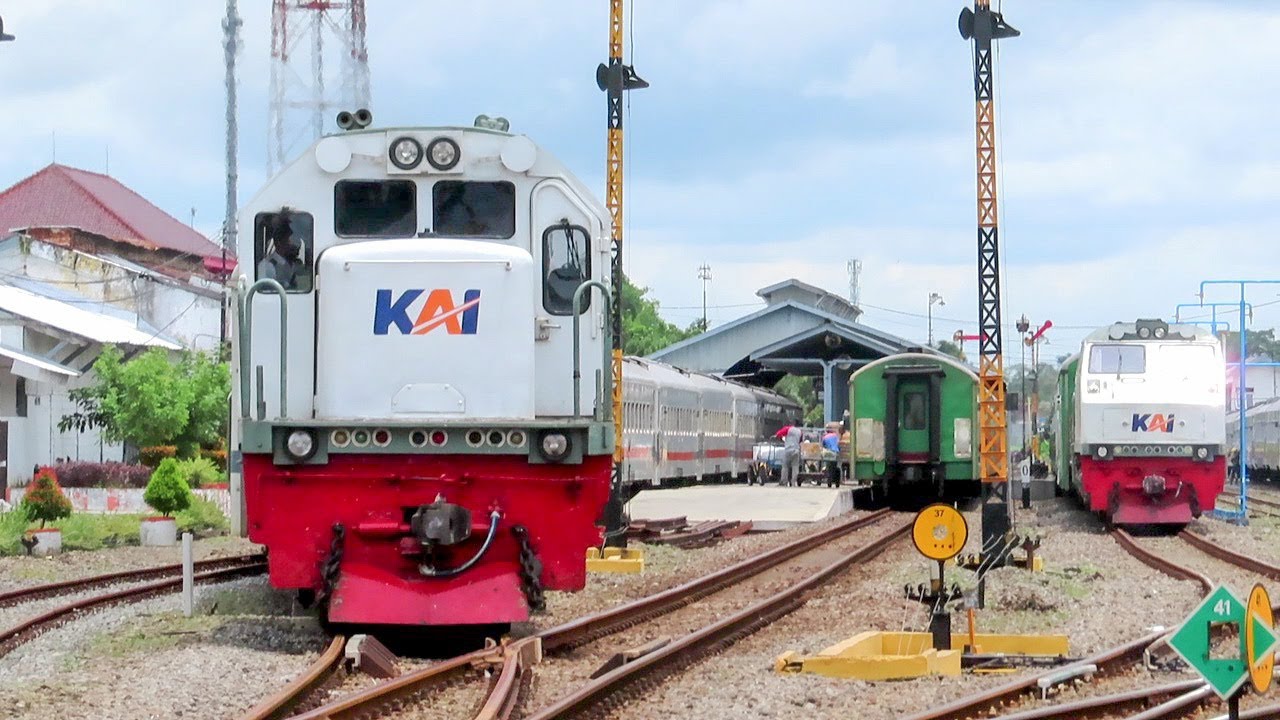 JALUR 123 PENUH FULL TERISI KERETA API ! Momen Stasiun Blitar Padat ...