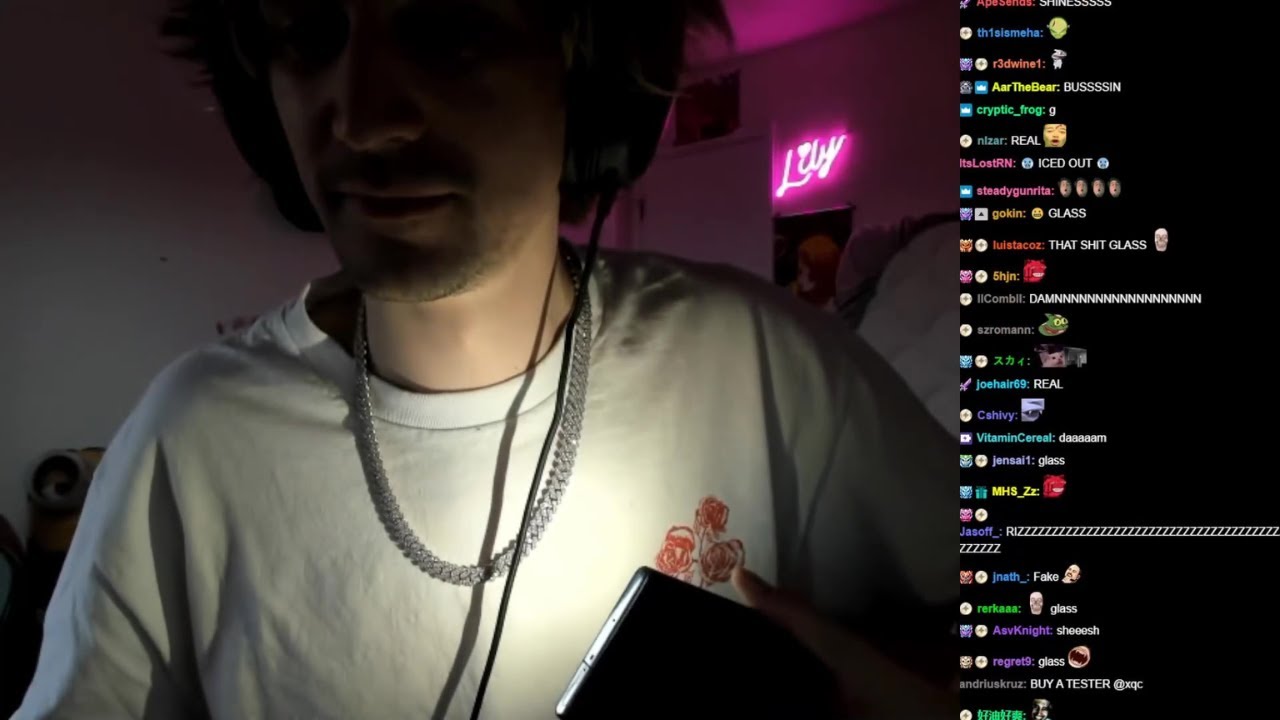 xQc uses the flash to prove his diamond chain is real - YouTube