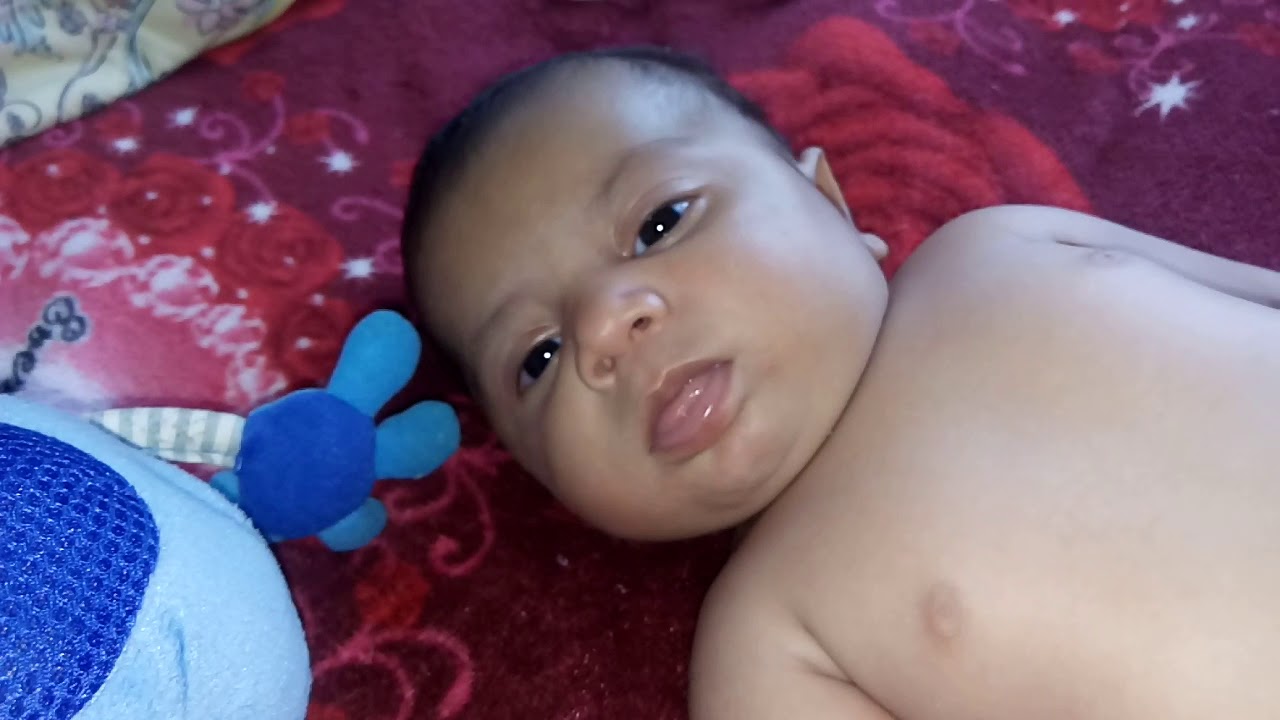 bebe com 3 meses e aprendendo a chupar chupeta - YouTube